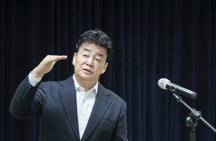 백종원, 이번엔 ‘갑질’ 의혹 터졌다…“제작진 교체·출연진 하차 요구” 폭로한 PD : zum 뉴스