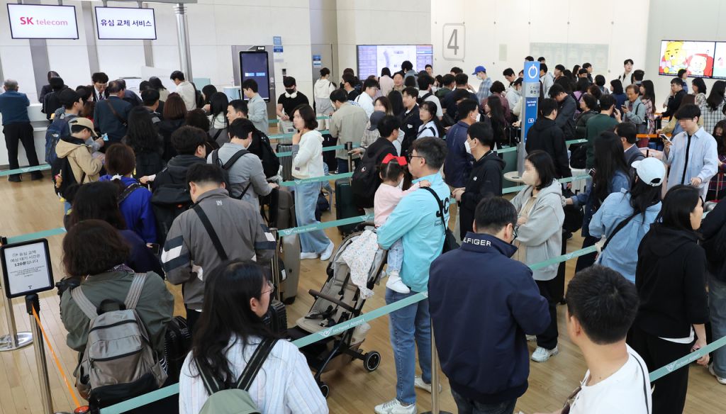 “2500만명 벌벌 떠는데” SKT 유심 하루 겨우 20만명 바꾸더니…특단의 조치 : zum 뉴스