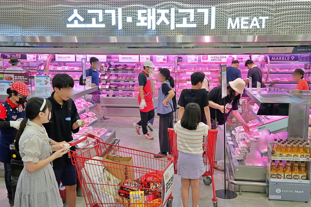 롯데마트, 한우등심·대게 50% 할인…“100g 5000원대” : ZUM 뉴스