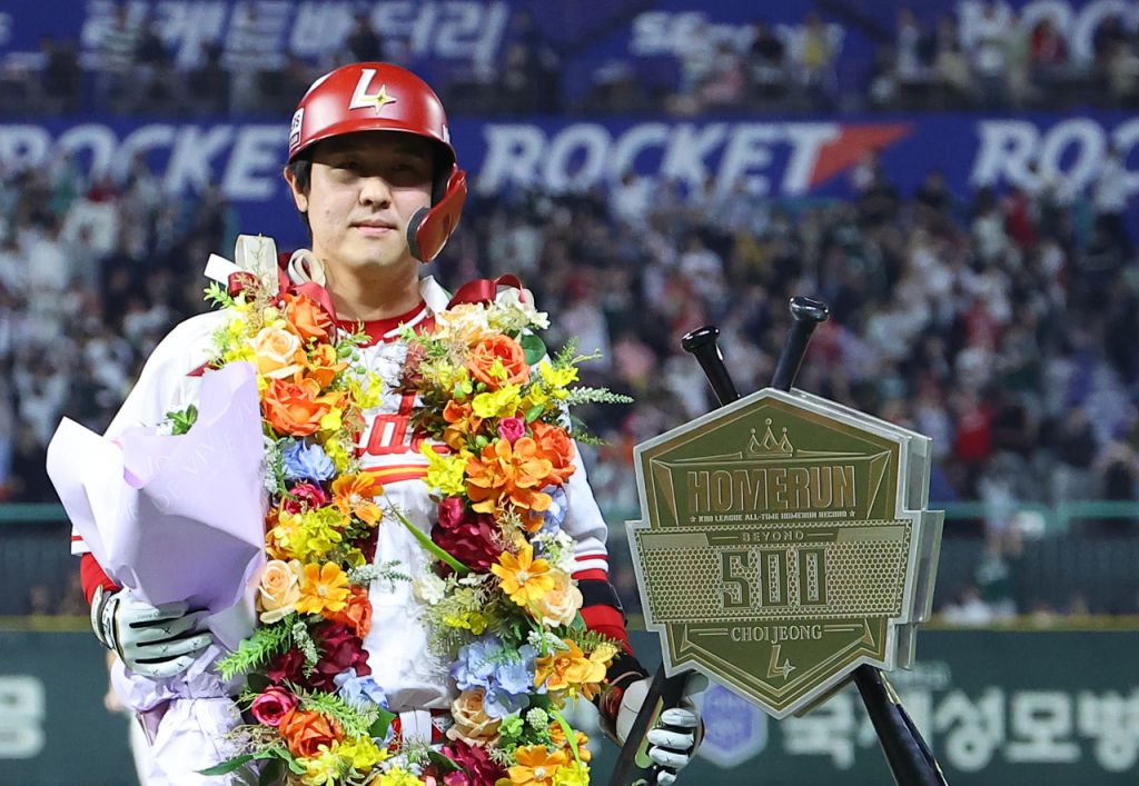 SSG 최정, KBO리그 첫 500홈런 금자탑 “몸관리 잘해서 600홈런도 도전” : ZUM 뉴스