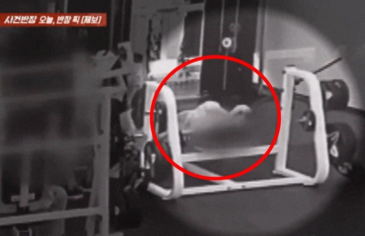 [영상] 헬스장서 20kg 바벨 머리 위로 ‘쿵’…치료비 1000만원 나오자 연락두절 : ZUM 뉴스