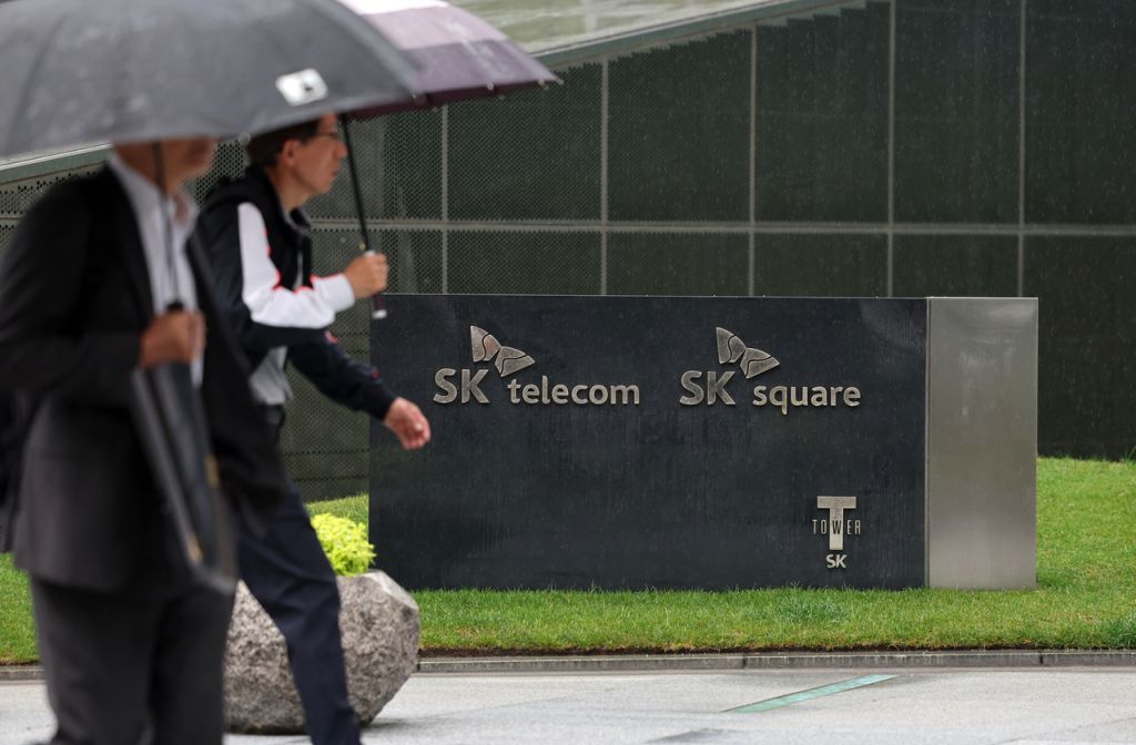 50만명 이탈 SKT, 유심 교체 19일 완료 ‘대반격 예고’ [통신사 보조금 전쟁] : zum 뉴스