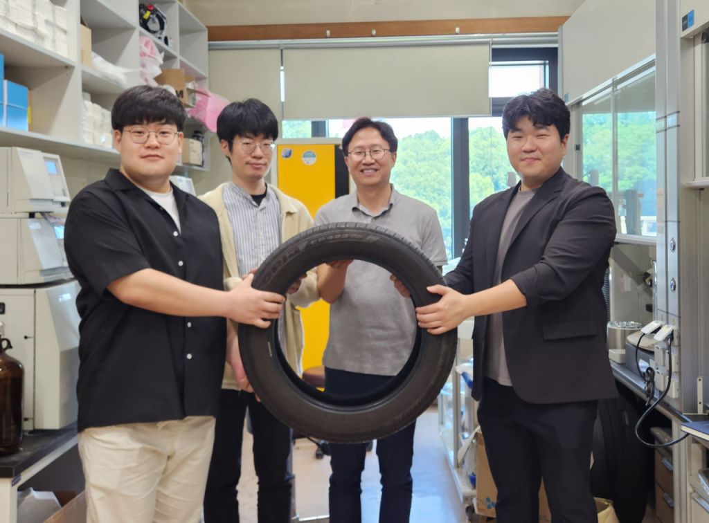 “매년 수십억개, 골칫거리 폐타이어” KAIST, 고무·나일론 원료로 바꿨다 : zum 뉴스