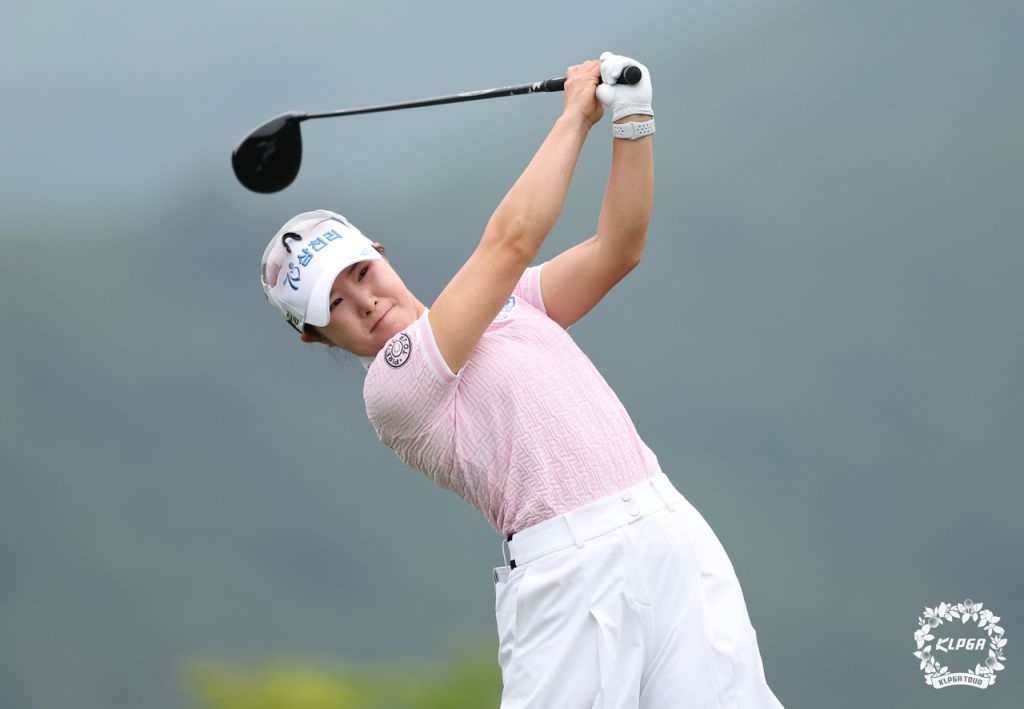 KLPGA투어 36홀 최소타 갈아 치운 고지우..3타 차 선두 : zum 뉴스