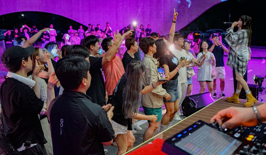 골프 치고 신나는 EDM 파티까지…춘천 라비에벨서 ‘듄스夜, 댄스야!’ 한여름 축제 : zum 뉴스