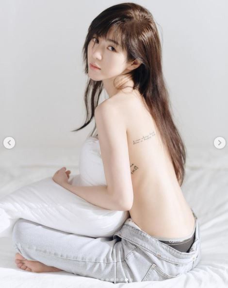 속옷 노출+상반신 누드…'AOA 출신' 권민아, 노출 화보 공개 : zum 뉴스