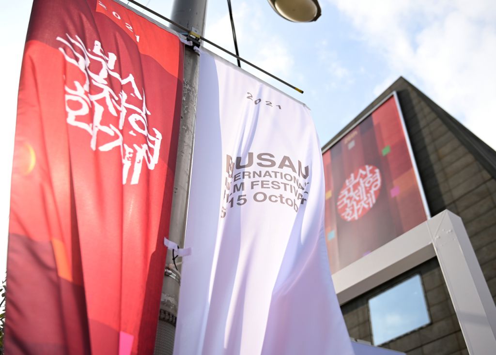 [26th BIFF] 개막작 보기까지 4번 안심콜...부국제 '방역' 현황은? : zum 뉴스