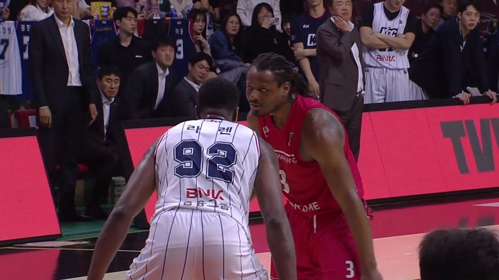 정관장 KCC 대파하고 공동 6위 점프...플레이오프 경쟁 '안갯속' : ZUM 뉴스