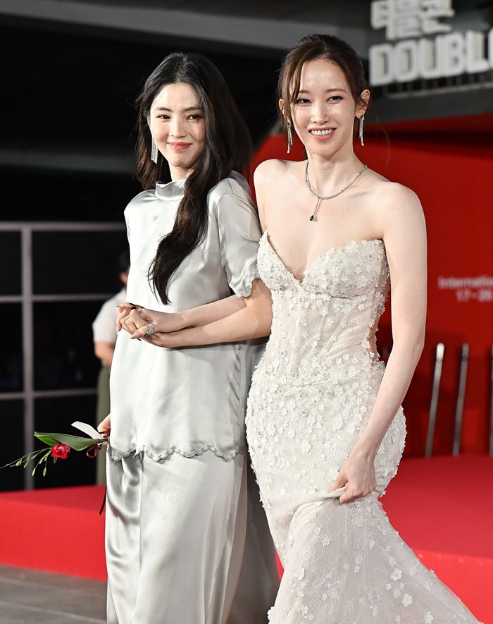 [30th BIFF] 한소희 VS 전종서, 극과 극 레드카펫 드레스로 뽐낸 매력 : zum 뉴스