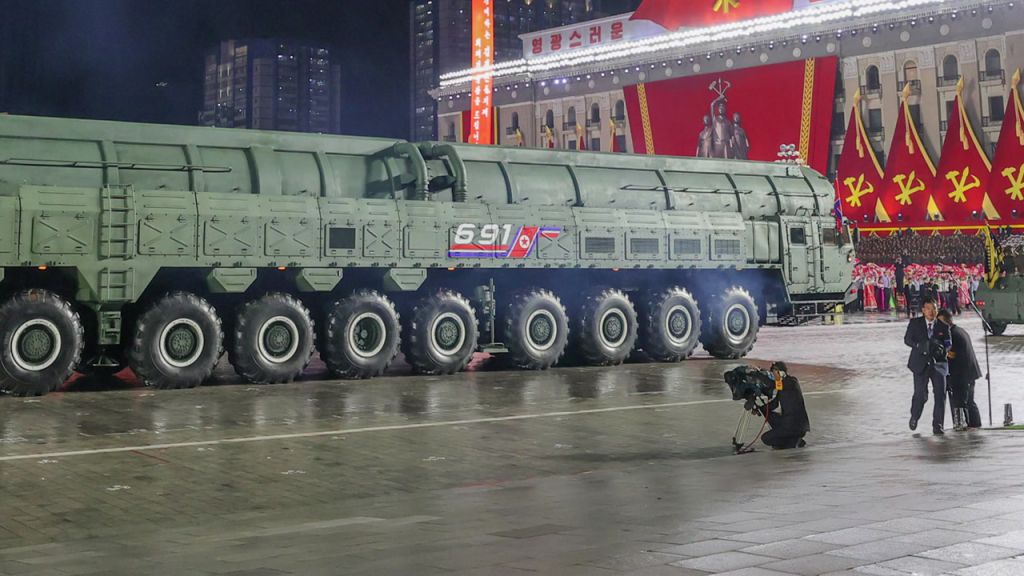 북, 당 창건 열병식서 신형 ICBM '화성-20형' 공개 : zum 뉴스