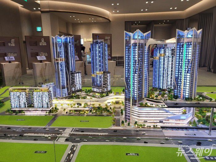 [르포] HDC vs 포스코, 용산정비창 홍보관 개관···엇갈린 전략의 현장 : ZUM 뉴스