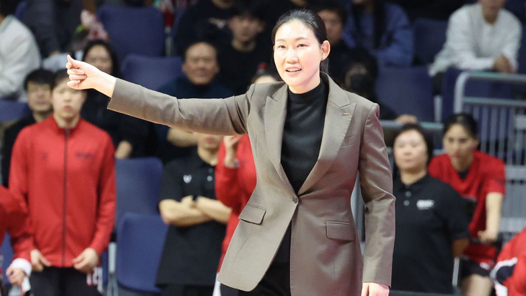 박혜진 21점…여자농구 BNK, 4강 PO서 삼성생명에 선승 : ZUM 뉴스