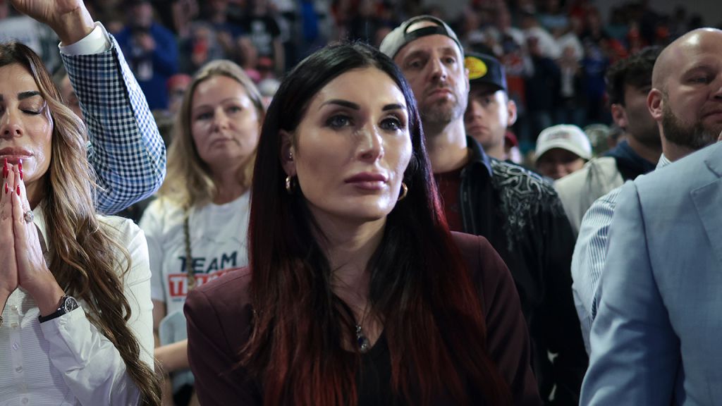 트럼프, 극우 선동가가 '충성스럽지 않다' 지목한 NSC 직원 해고 : ZUM 뉴스