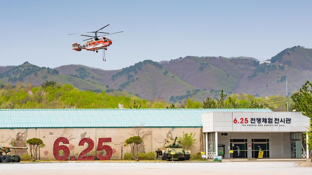군 "고성 DMZ에 원인 미상 산불…북에 안내방송 뒤 헬기 투입 진화 중" : ZUM 뉴스