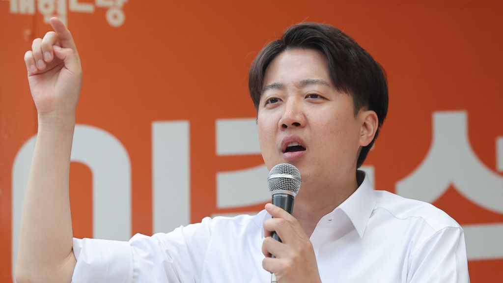 인천서 불에 그을린 이준석 후보 현수막 발견…용의자 추적 : ZUM 뉴스