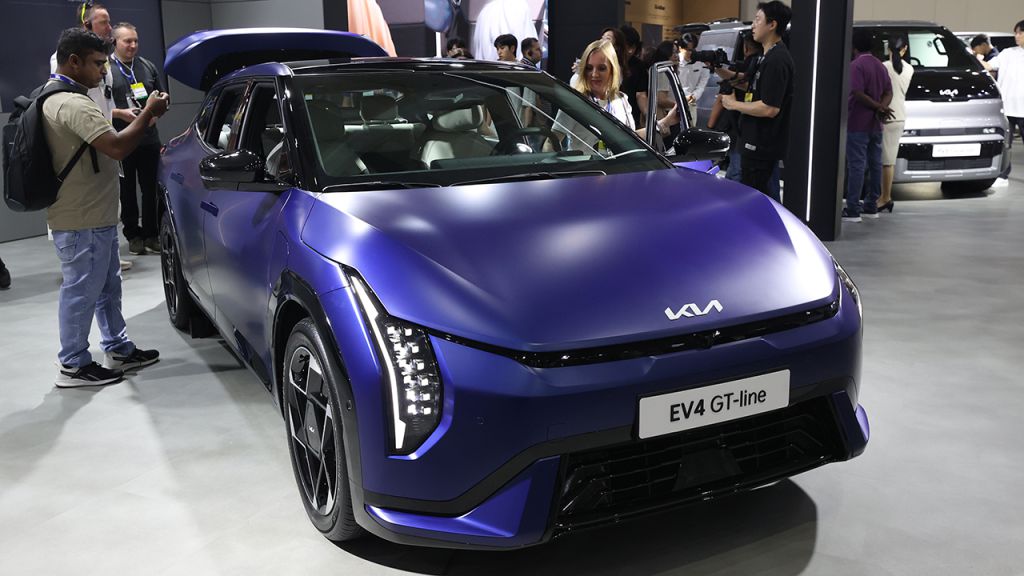 기아 EV4, EV 어워즈 2025 '대한민국 올해의 전기차' 선정 : zum 뉴스