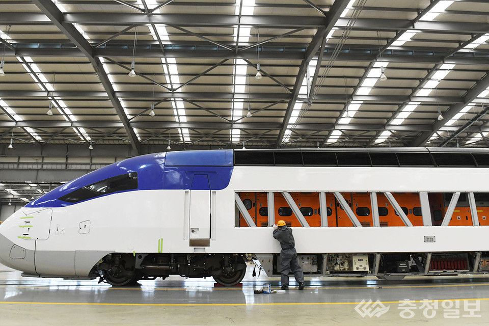 KTX, 21주년 맞아 '친환경 옷' 갈아입다 : ZUM 뉴스