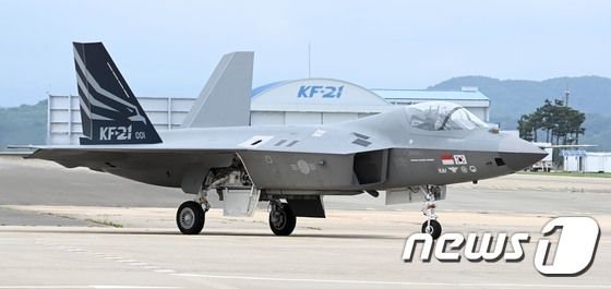 지상에서 테스트 중인 국산 전투기 KF-21 : zum 뉴스