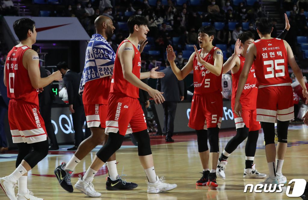 '오재현 3점슛 5개 폭발' SK, 홈에서 KCC에 짜릿한 역전승 : zum 뉴스