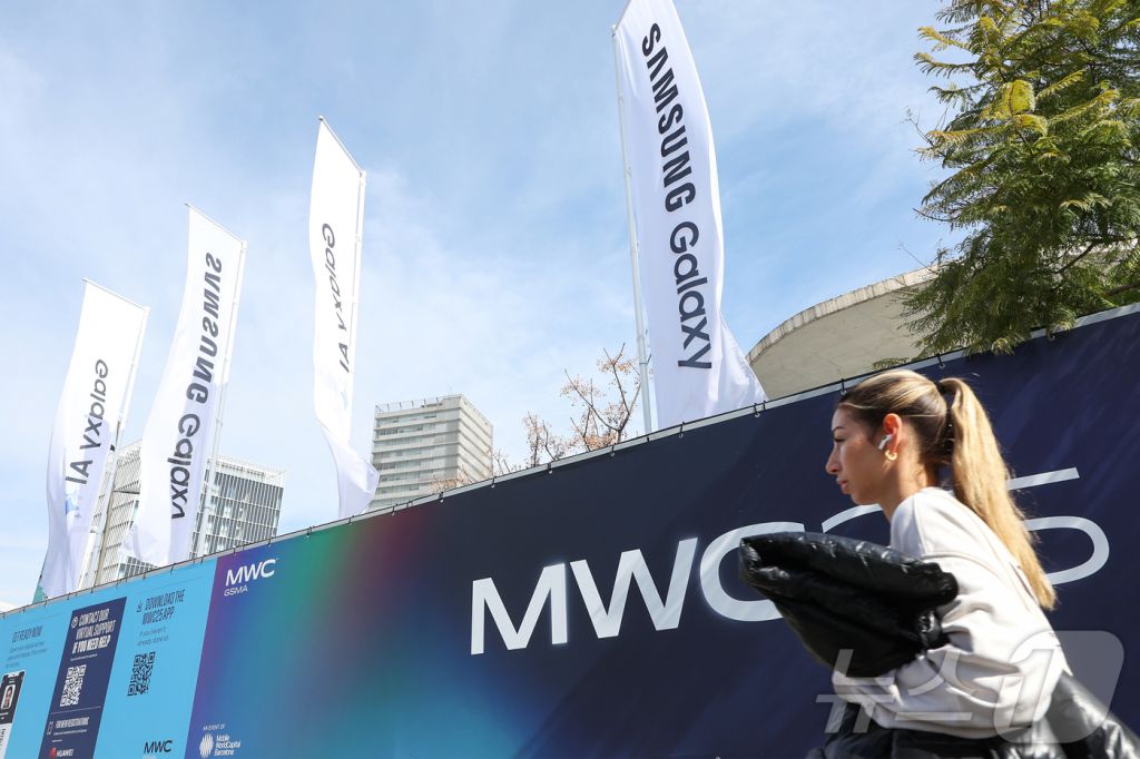 [MWC2025] 피라 그란 비아에서 펄럭이는 삼성 갤럭시 AI 깃발 : ZUM 뉴스
