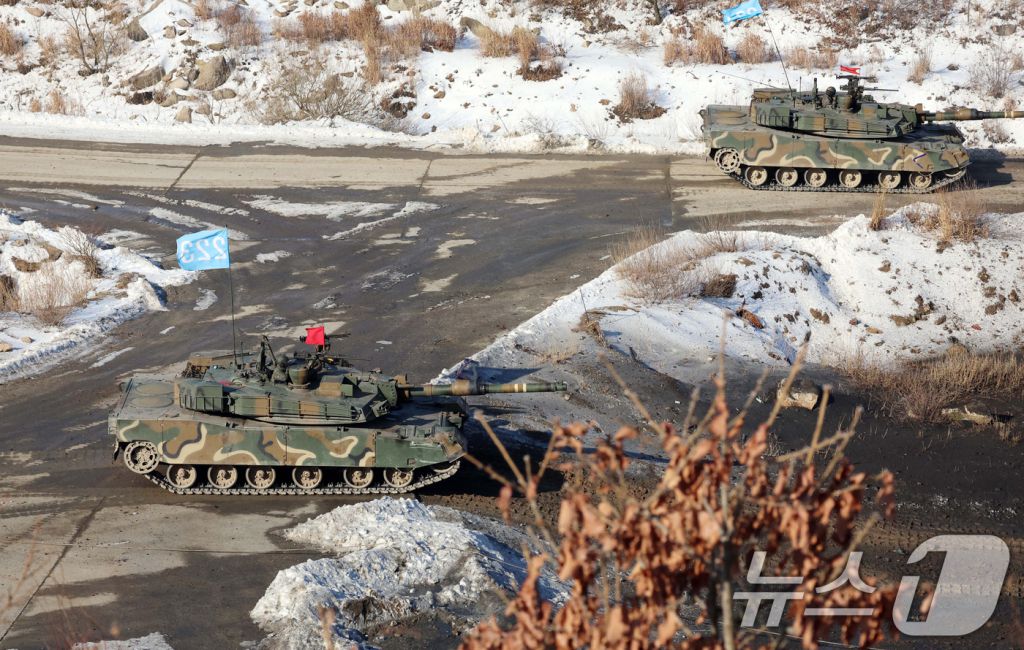 통합화력 실사격 훈련에서 기동하는 K1A2 전차 : zum 뉴스