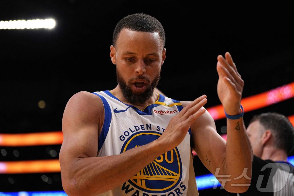'커리+포지엠스키 65점 합작' GSW, 레이커스 꺾고 4연승 질주 : ZUM 뉴스