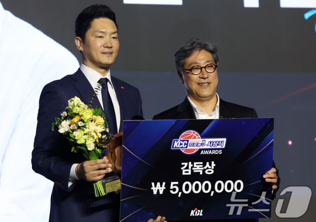 'KBL 최고 사령탑' 전희철 "SK는 질긴 팀…챔프전 우승 확률 50% 이상" : zum 뉴스