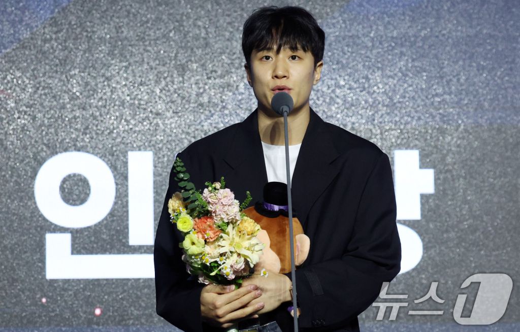 수상소감 밝히는 KCC 허웅 : ZUM 뉴스