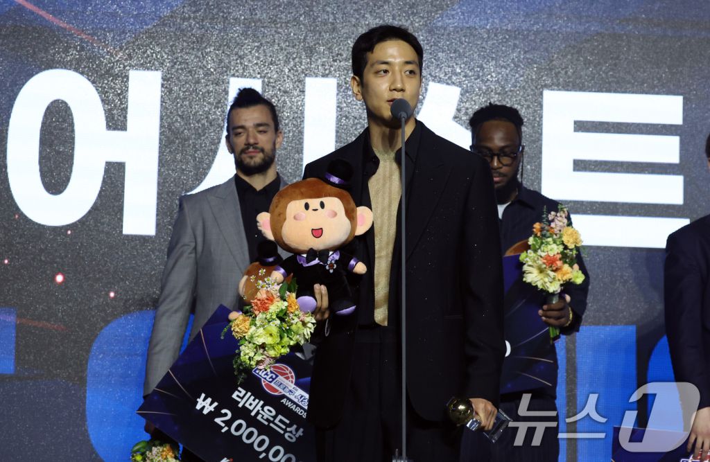 2024-2025 KCC 프로농구 시상식, 어시스트상 허훈 : ZUM 뉴스