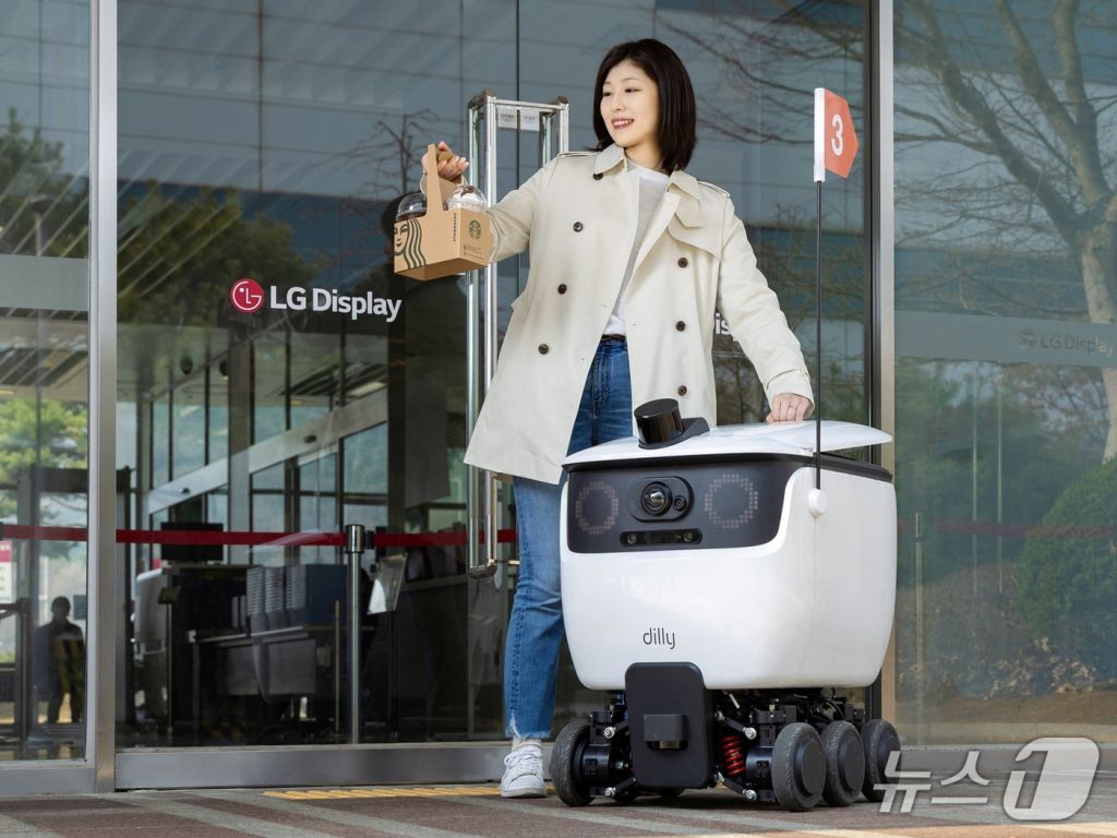 LGD, 파주 사업장에 커피 배달 로봇 배치…"국내 산업단지 최초" : ZUM 뉴스
