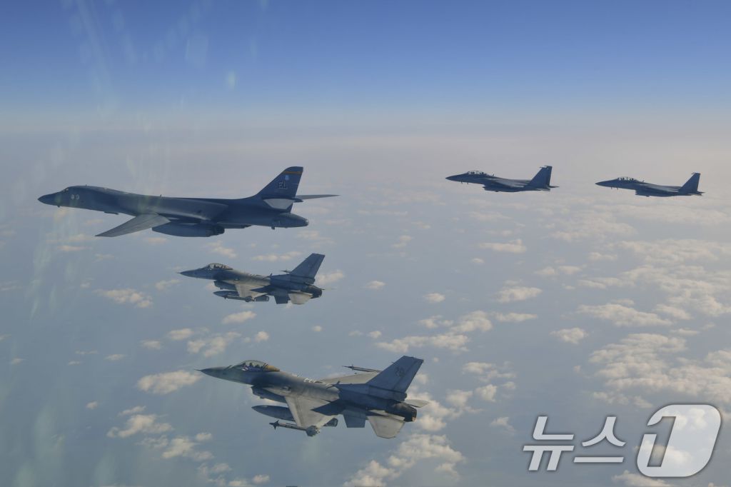 [속보] 한미 연합 공중훈련 실시…美 B-1B 전략폭격기 전개 : ZUM 뉴스
