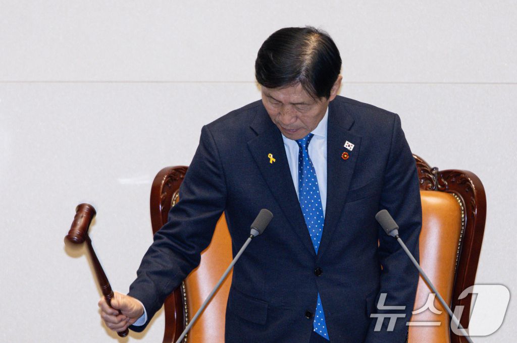 의사봉 두드리는 이학영 국회부의장 : zum 뉴스