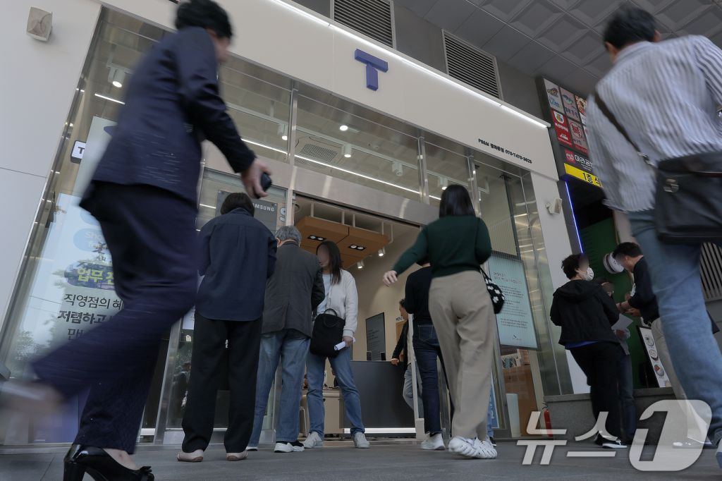 SKT, 유심 무상 교체 첫날 23만건…교체 예약 누적 263만건 : ZUM 뉴스