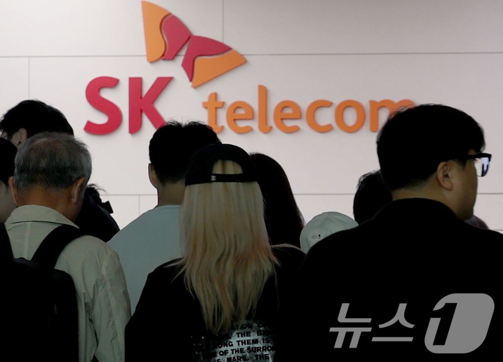 국정원, 전 부처에 업무용 기기 'SKT 유심 교체' 권고 : zum 뉴스