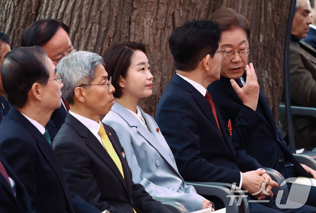 대화하는 김문수·이재명 : ZUM 뉴스