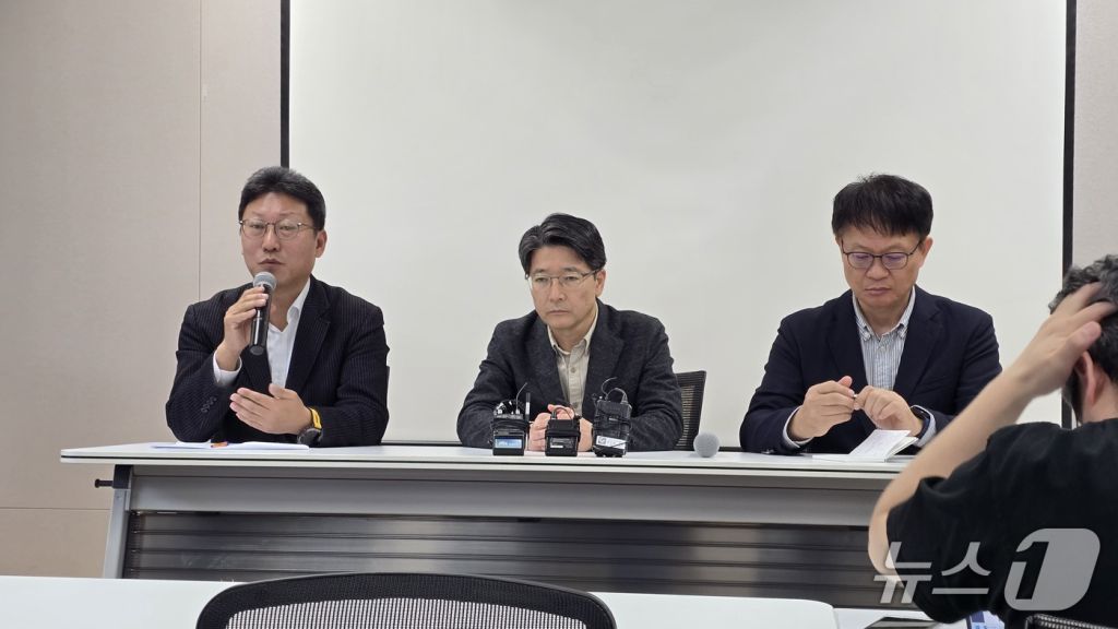 SKT 100만명 유심 교체…"신규가입 중단, 월말까지 500만개 확보" : ZUM 뉴스