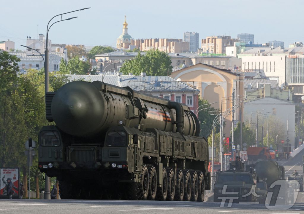 [포토] 열병식 앞두고 등장한 야르스 ICBM 시스템 부대 : ZUM 뉴스