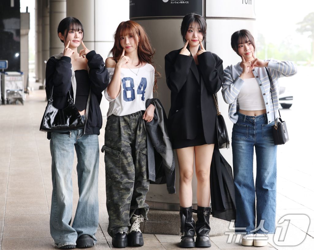 QWER, 출국 : ZUM 뉴스