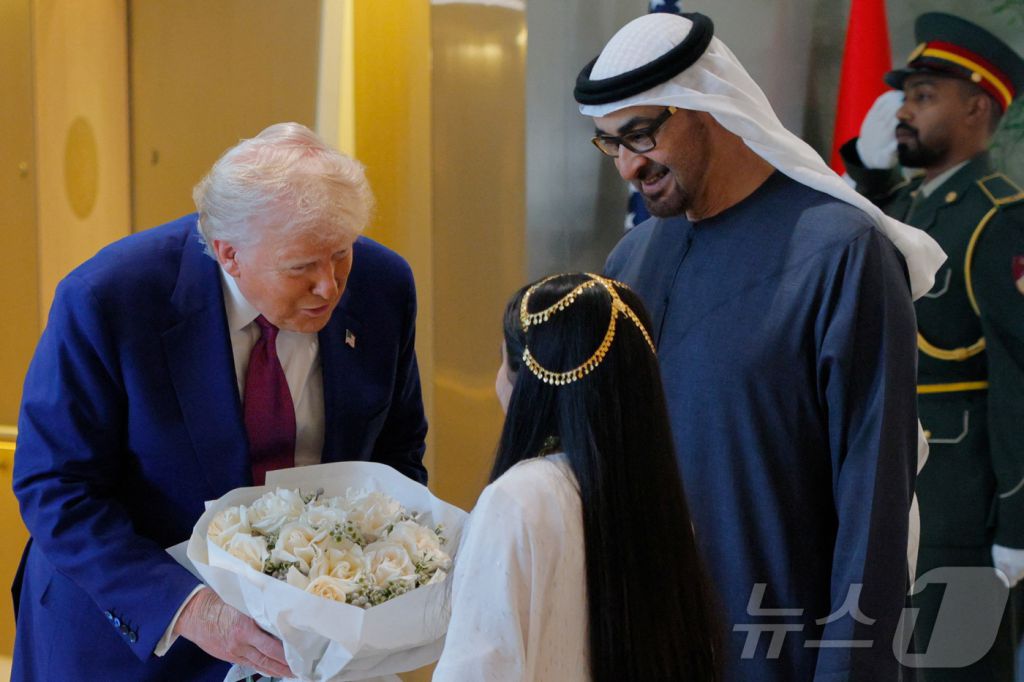 [포토] UAE 도착해 환영 꽃다발 받는 트럼프 美 대통령 : ZUM 뉴스