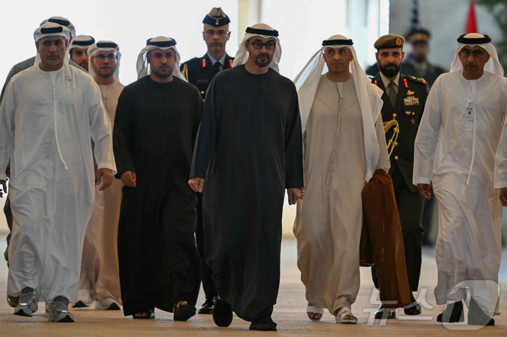 [포토] 트럼프 영접 위해 공항 도착하는 UAE 대통령 : ZUM 뉴스