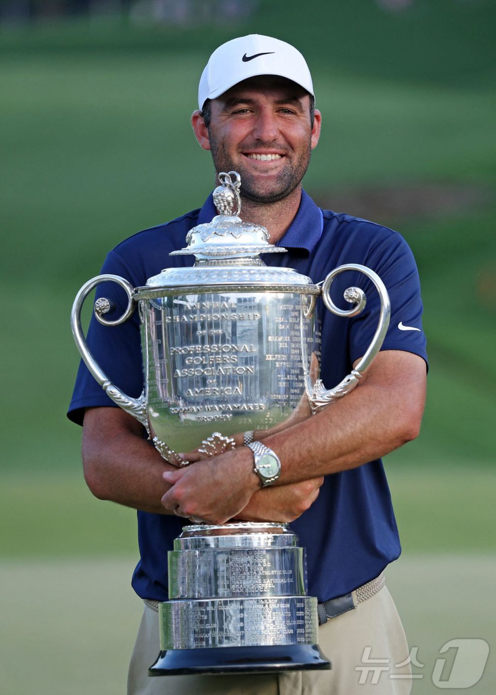 [포토] PGA 챔피언십 워너 메이커 트로피 껴안은 셰플러 : ZUM 뉴스