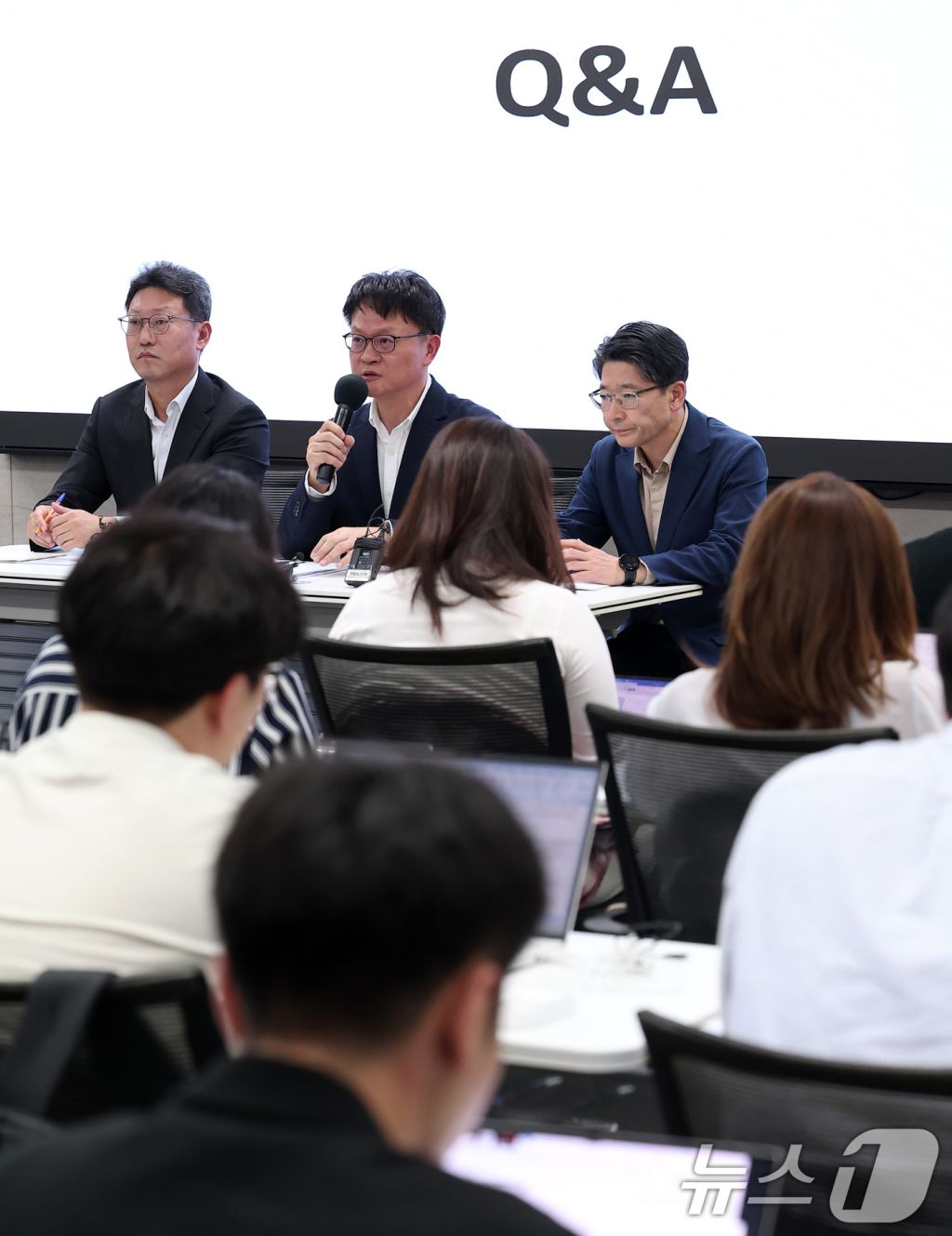 취재진 질문 받는 SKT : ZUM 뉴스