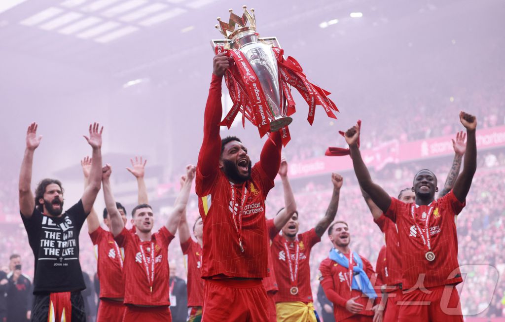 [포토] EPL 우승 트로피 들고 환호하는 리버풀 선수들 : ZUM 뉴스