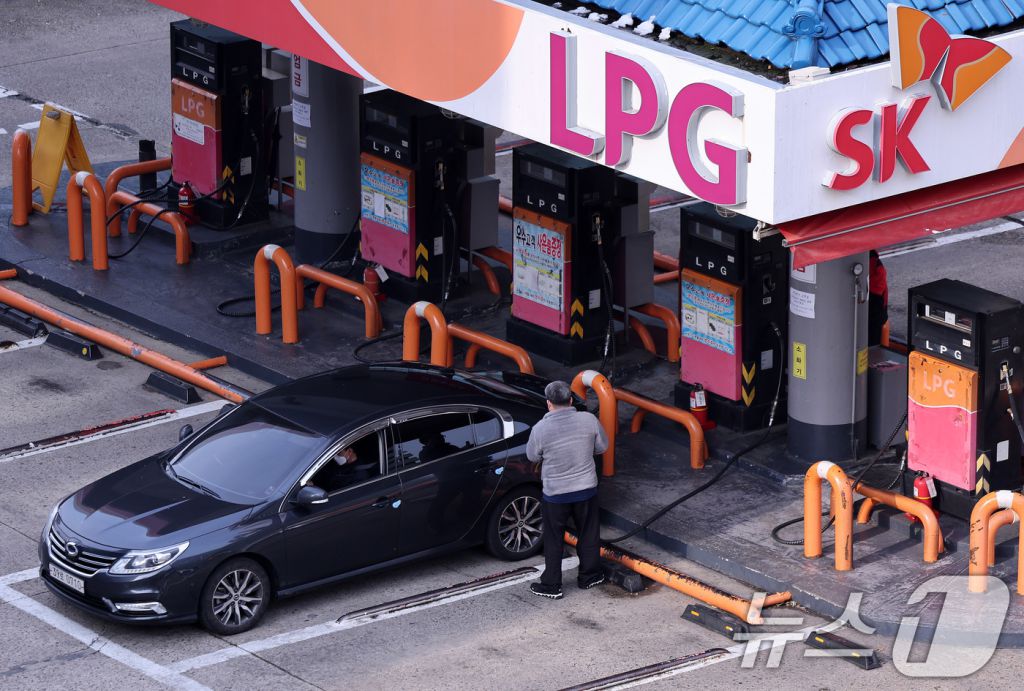 11월부터 LPG車 '셀프충전' 가능…전기차 '충전사고 책임보험' 도입 : ZUM 뉴스