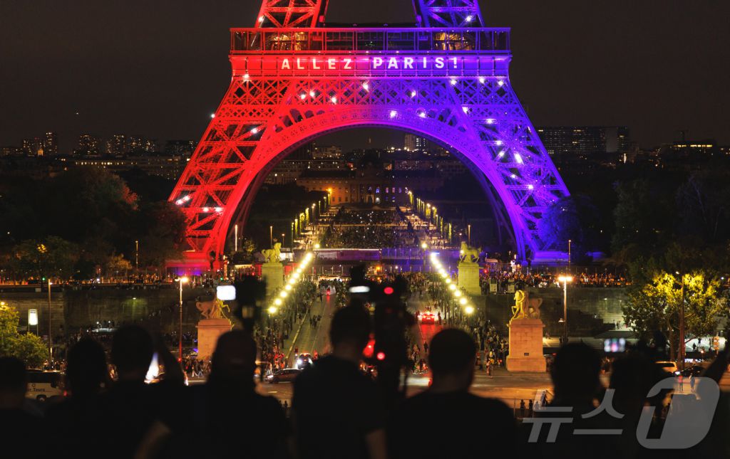 PSG 우승, 유니폼 입은 에펠탑 ‘ALLEZ PARIS!’ : ZUM 뉴스