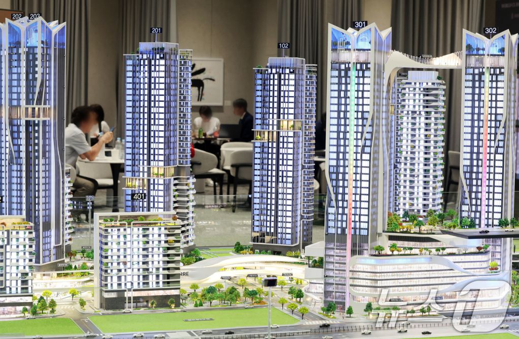 [르포] "랜드마크 향한 승부수"…HDC·포스코, 조합원 마음잡기 총력전 : zum 뉴스