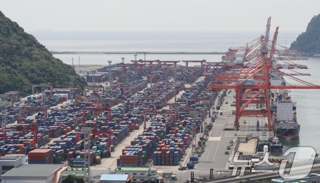 컨운임 미주항로 중심 강세 계속…KCCI 28.4%·SCFI 8.09%↑ : ZUM 뉴스