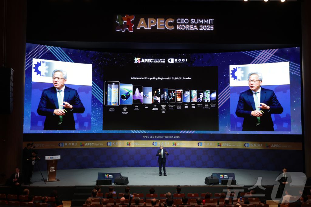 APEC CEO 서밋 마지막 특별 세션서 연설하는 젠슨 황 : zum 뉴스