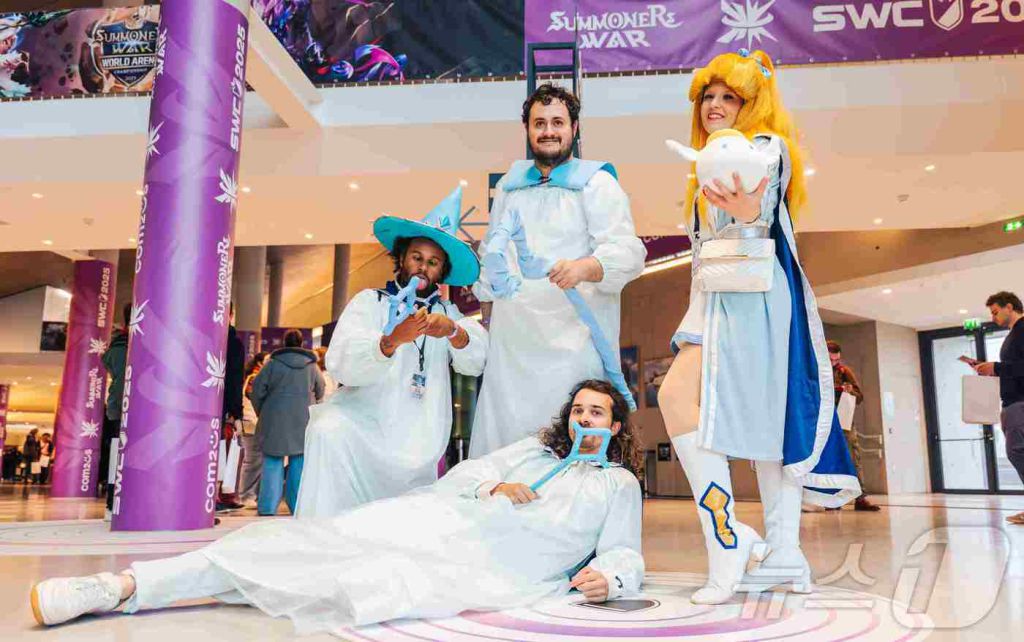 컴투스 ‘SWC 2025‘ 월드 파이널 현장 찾은 ‘루루’와 ‘아이린’ : zum 뉴스