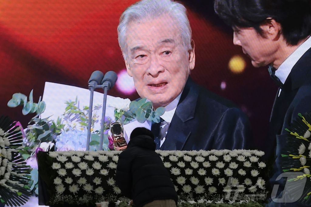 KBS에 마련된 고 이순재 특별분양소 : zum 뉴스